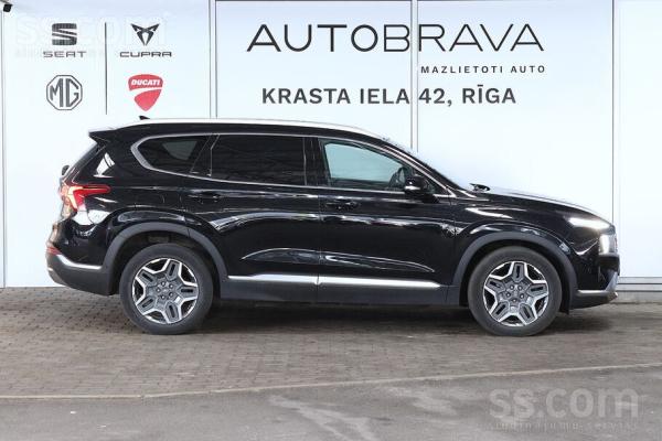 Black Hyundai Santa Fe 2022 in Riga, with an engine capacity of 1.60 L and mileage of 66 thousand km for 34000 €, photo 5 on AUTOMOTO.COM.LV