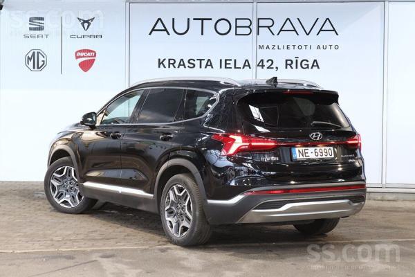 Black Hyundai Santa Fe 2022 in Riga, with an engine capacity of 1.60 L and mileage of 66 thousand km for 34000 €, photo 6 on AUTOMOTO.COM.LV