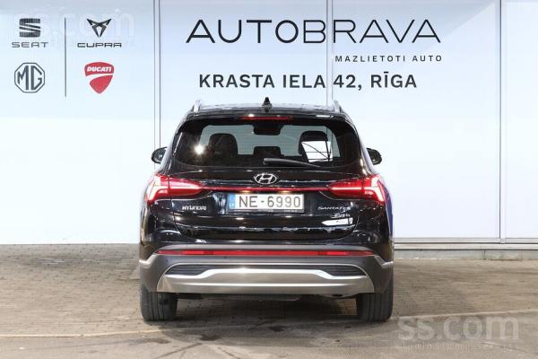 Black Hyundai Santa Fe 2022 in Riga, with an engine capacity of 1.60 L and mileage of 66 thousand km for 34000 €, photo 7 on AUTOMOTO.COM.LV