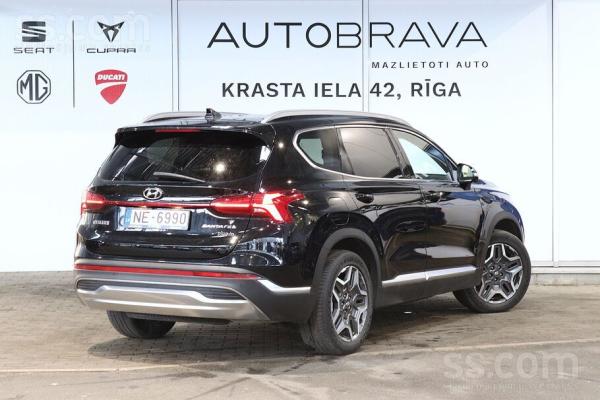 Black Hyundai Santa Fe 2022 in Riga, with an engine capacity of 1.60 L and mileage of 66 thousand km for 34000 €, photo 8 on AUTOMOTO.COM.LV