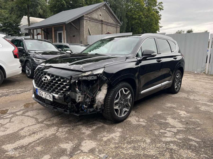Black Hyundai Santa Fe 2022 in Kaunas, with an engine capacity of 1.60 L and mileage of 111 thousand km for 16800 €, photo 3 on AUTOMOTO.COM.LV