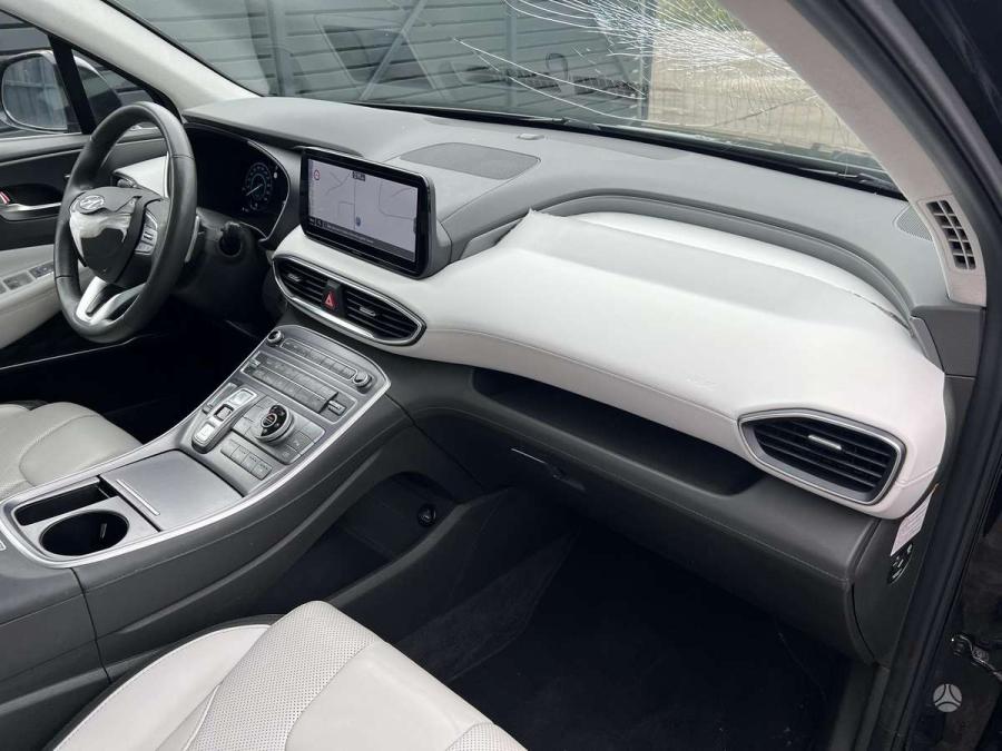 Black Hyundai Santa Fe 2022 in Kaunas, with an engine capacity of 1.60 L and mileage of 111 thousand km for 16800 €, photo 18 on AUTOMOTO.COM.LV
