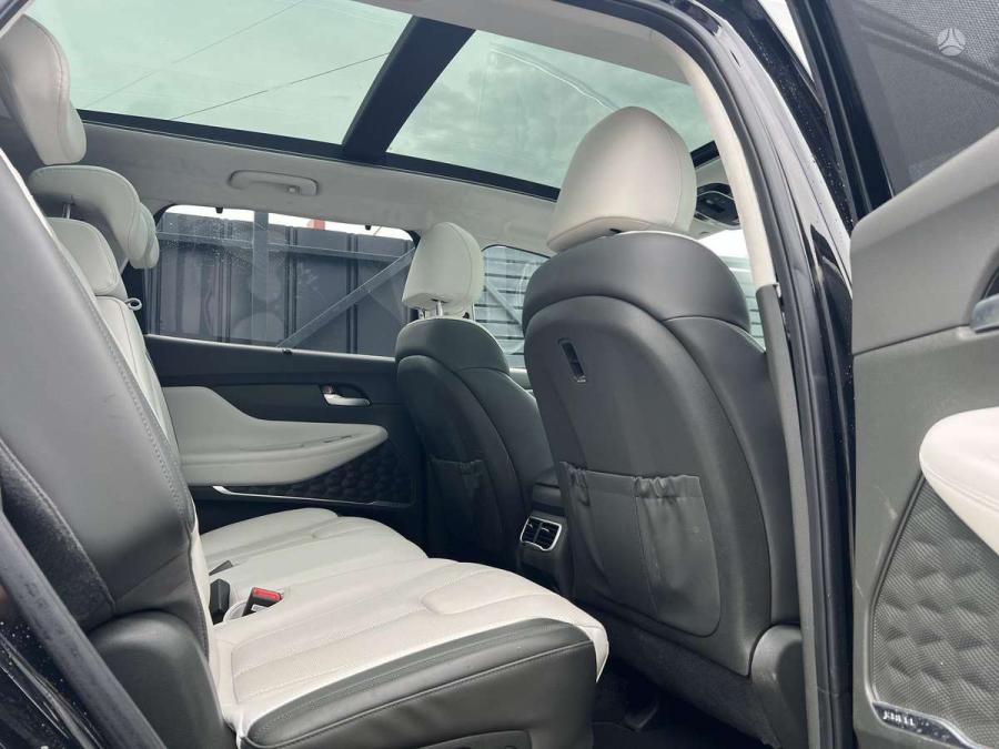 Black Hyundai Santa Fe 2022 in Kaunas, with an engine capacity of 1.60 L and mileage of 111 thousand km for 16800 €, photo 19 on AUTOMOTO.COM.LV