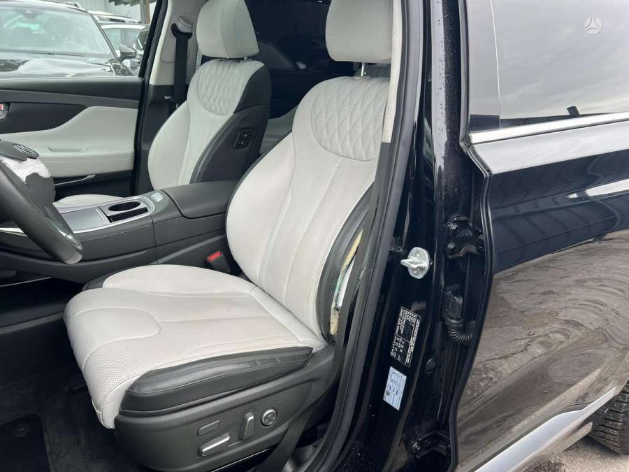 Black Hyundai Santa Fe 2022 in Kaunas, with an engine capacity of 1.60 L and mileage of 111 thousand km for 16800 €, photo 22 on AUTOMOTO.COM.LV