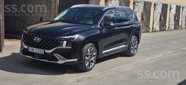 Black Hyundai Santa Fe 2023 in Jelgava, with an engine capacity of 2.20 L and mileage of 105 thousand km for 33000 €, photo 1 on AUTOMOTO.COM.LV