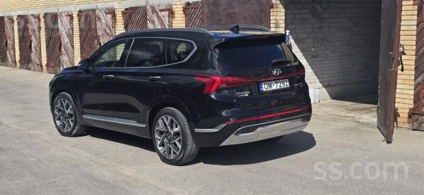Black Hyundai Santa Fe 2023 in Jelgava, with an engine capacity of 2.20 L and mileage of 105 thousand km for 33000 €, photo 2 on AUTOMOTO.COM.LV
