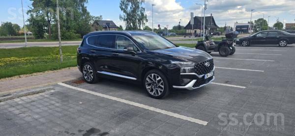 Black Hyundai Santa Fe 2023 in Jelgava, with an engine capacity of 2.20 L and mileage of 105 thousand km for 33000 €, photo 3 on AUTOMOTO.COM.LV