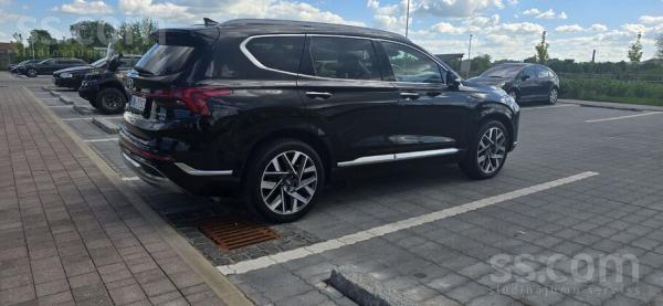 Black Hyundai Santa Fe 2023 in Jelgava, with an engine capacity of 2.20 L and mileage of 105 thousand km for 33000 €, photo 4 on AUTOMOTO.COM.LV