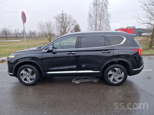 Black Hyundai Santa Fe 2023 in Riga, with an engine capacity of 2.50 L and mileage of 22 thousand km for 34500 €, photo 1 on AUTOMOTO.COM.LV