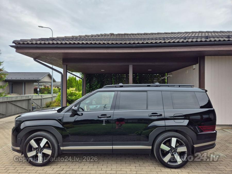 Black Hyundai Santa Fe 2024 in Tartu, with an engine capacity of 1.60 L and mileage of 58 thousand km for 53900 €, photo 4 on AUTOMOTO.COM.LV