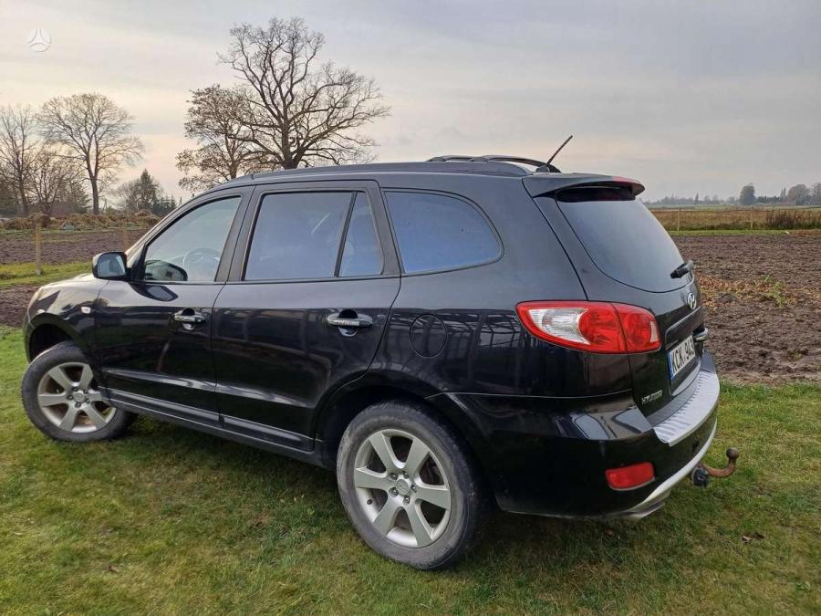 Black Hyundai Santa Fe 2008 in Panevezys, with an engine capacity of 2.19 L and mileage of 362 thousand km for 1100 €, photo 1 on AUTOMOTO.COM.LV