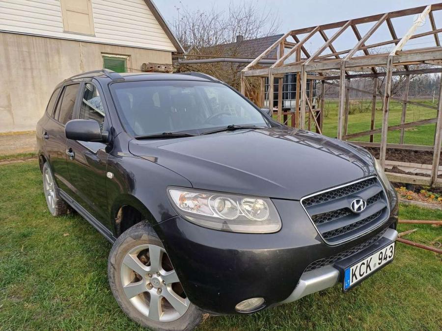 Black Hyundai Santa Fe 2008 in Panevezys, with an engine capacity of 2.19 L and mileage of 362 thousand km for 1100 €, photo 3 on AUTOMOTO.COM.LV