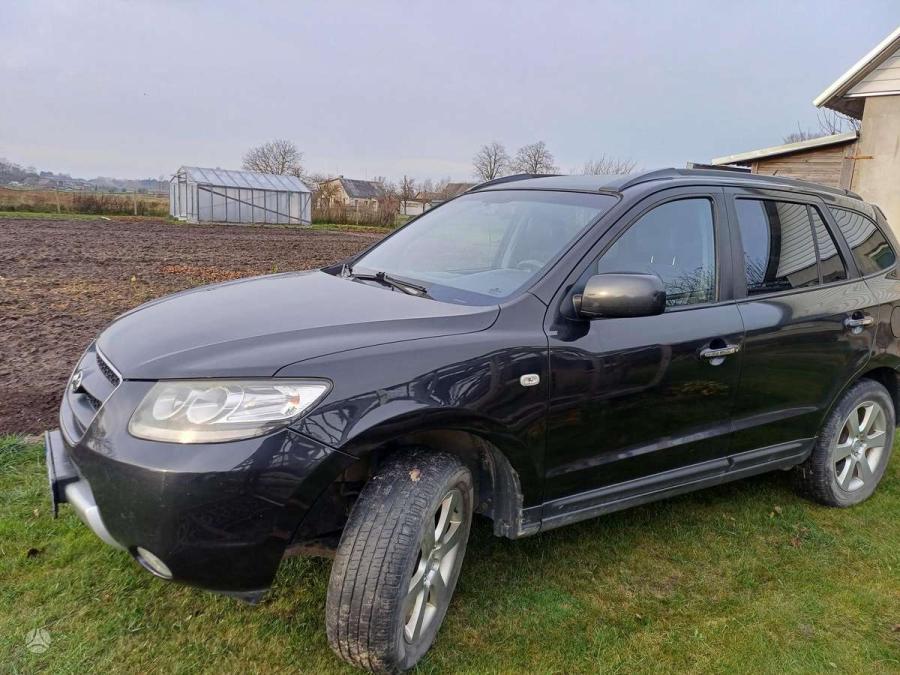Black Hyundai Santa Fe 2008 in Panevezys, with an engine capacity of 2.19 L and mileage of 362 thousand km for 1100 €, photo 4 on AUTOMOTO.COM.LV
