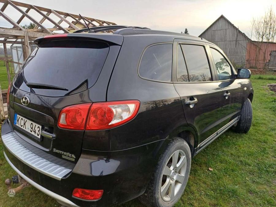 Black Hyundai Santa Fe 2008 in Panevezys, with an engine capacity of 2.19 L and mileage of 362 thousand km for 1100 €, photo 5 on AUTOMOTO.COM.LV