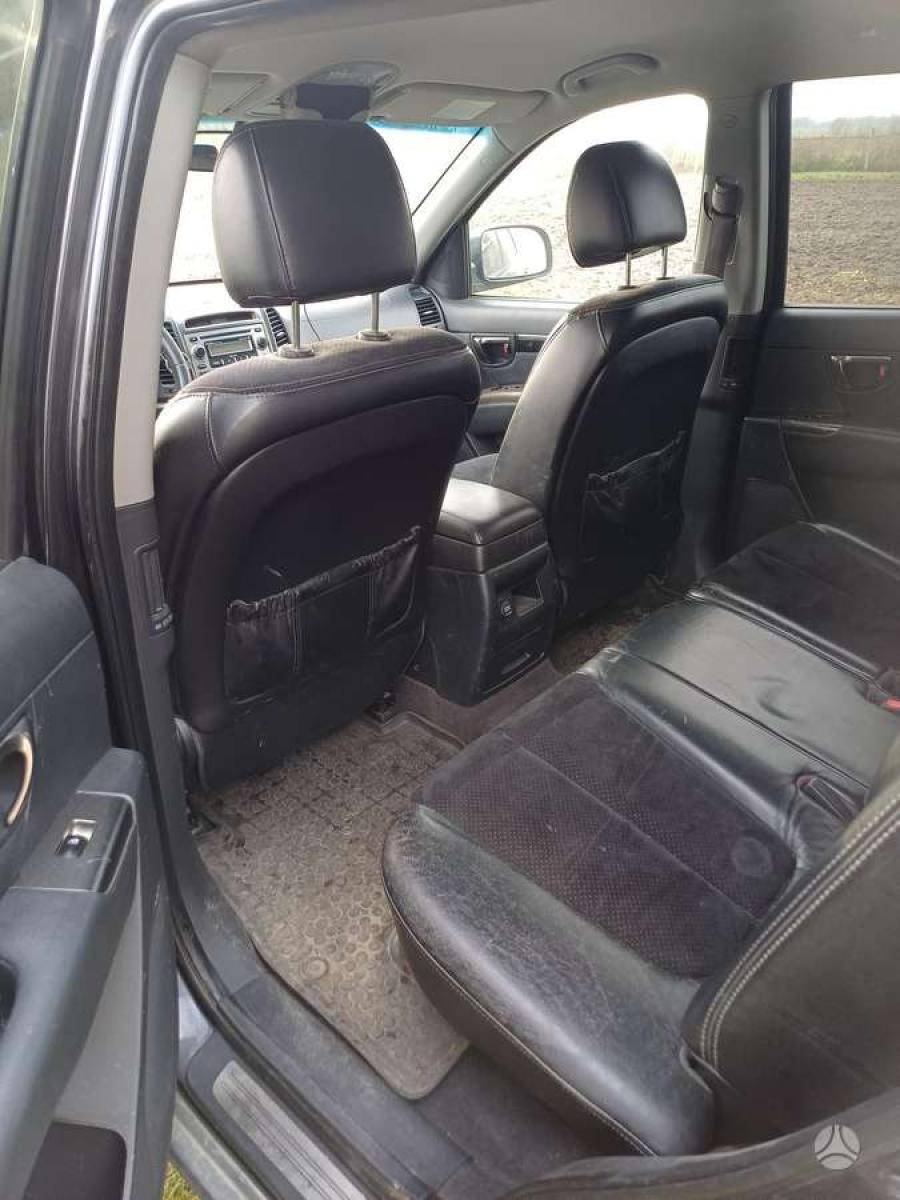Black Hyundai Santa Fe 2008 in Panevezys, with an engine capacity of 2.19 L and mileage of 362 thousand km for 1100 €, photo 7 on AUTOMOTO.COM.LV