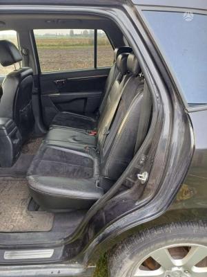 Black Hyundai Santa Fe 2008 in Panevezys, with an engine capacity of 2.19 L and mileage of 362 thousand km for 1100 €, photo 8 on AUTOMOTO.COM.LV