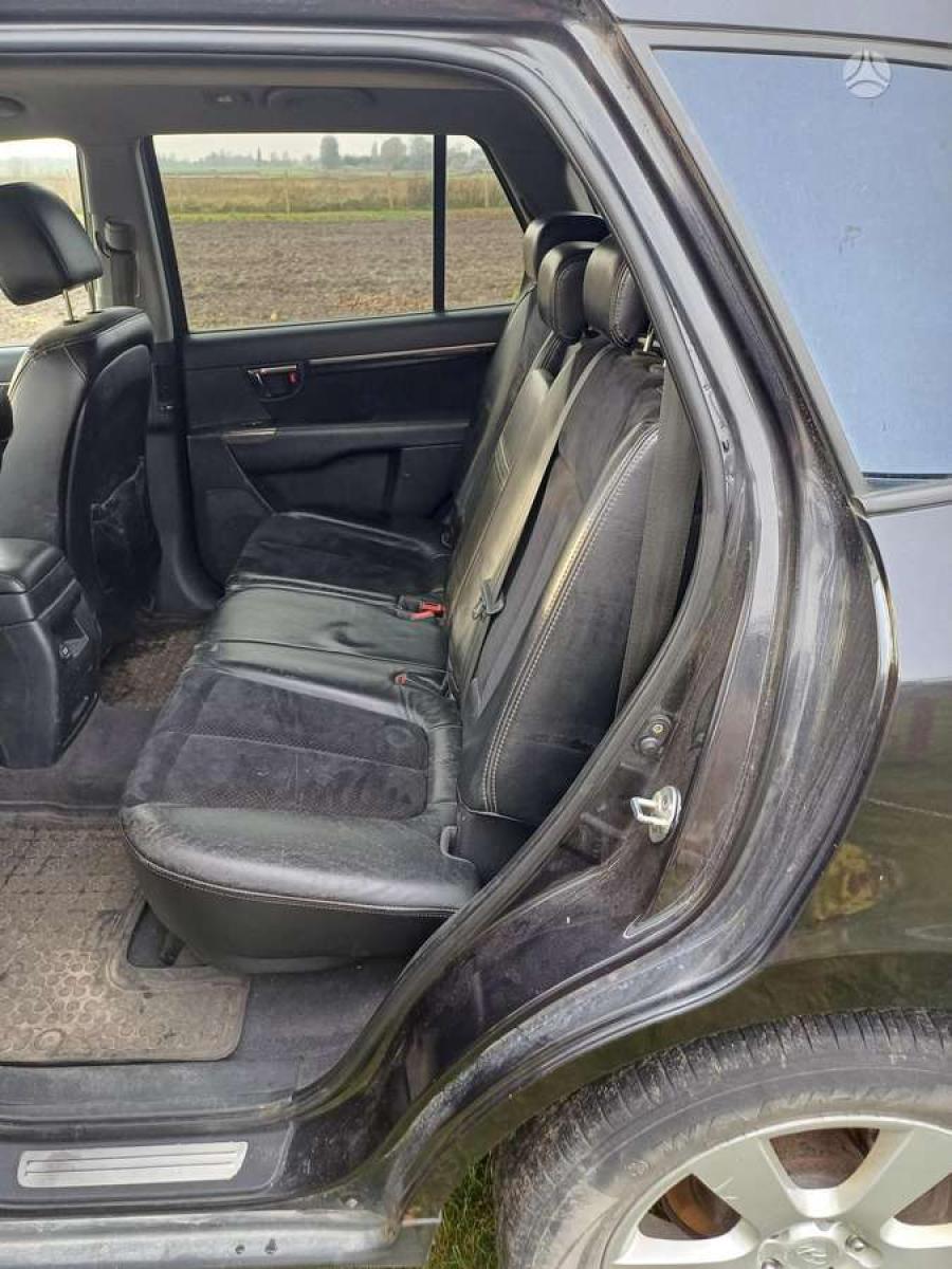 Black Hyundai Santa Fe 2008 in Panevezys, with an engine capacity of 2.19 L and mileage of 362 thousand km for 1100 €, photo 8 on AUTOMOTO.COM.LV