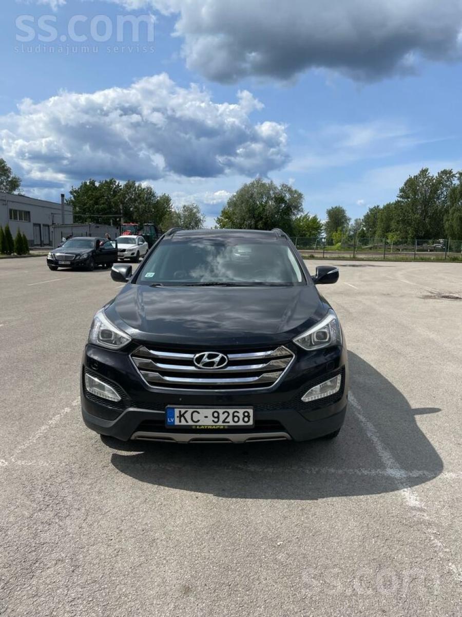 Black Hyundai Santa Fe 2013 in Riga, with an engine capacity of 2.20 L and mileage of 361 thousand km for 7200 €, photo 1 on AUTOMOTO.COM.LV