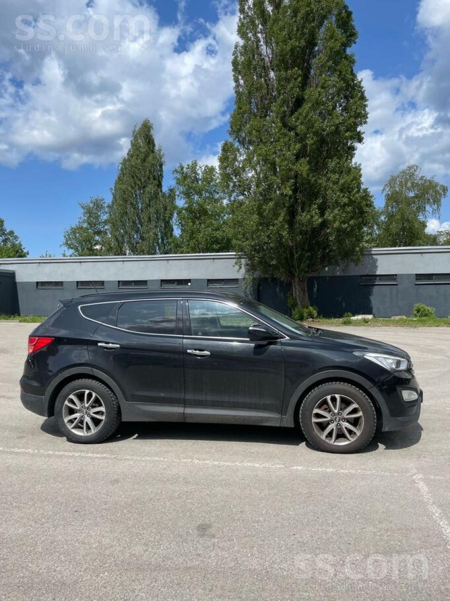 Black Hyundai Santa Fe 2013 in Riga, with an engine capacity of 2.20 L and mileage of 361 thousand km for 7200 €, photo 3 on AUTOMOTO.COM.LV