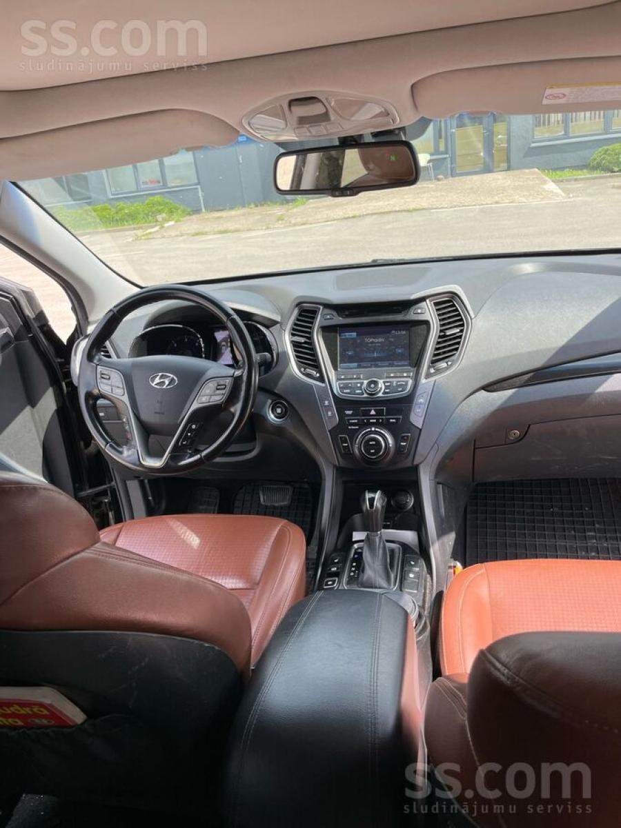 Black Hyundai Santa Fe 2013 in Riga, with an engine capacity of 2.20 L and mileage of 361 thousand km for 7200 €, photo 6 on AUTOMOTO.COM.LV