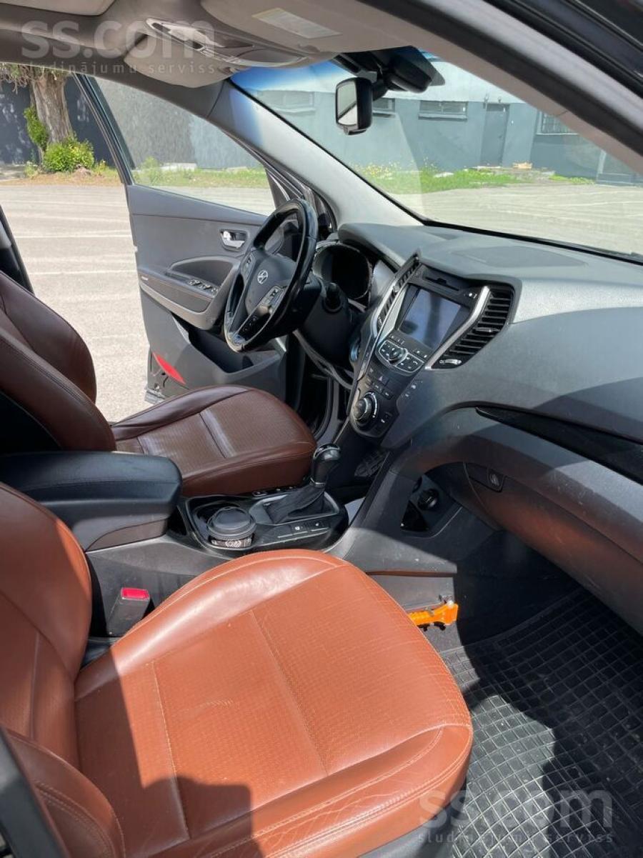 Black Hyundai Santa Fe 2013 in Riga, with an engine capacity of 2.20 L and mileage of 361 thousand km for 7200 €, photo 7 on AUTOMOTO.COM.LV
