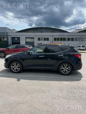 Black Hyundai Santa Fe 2013 in Riga, with an engine capacity of 2.20 L and mileage of 361 thousand km for 7200 €, photo 8 on AUTOMOTO.COM.LV
