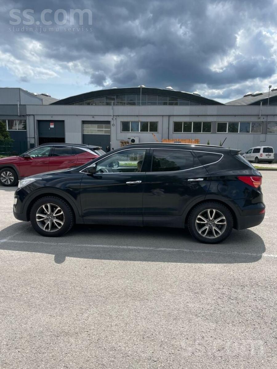 Black Hyundai Santa Fe 2013 in Riga, with an engine capacity of 2.20 L and mileage of 361 thousand km for 7200 €, photo 8 on AUTOMOTO.COM.LV