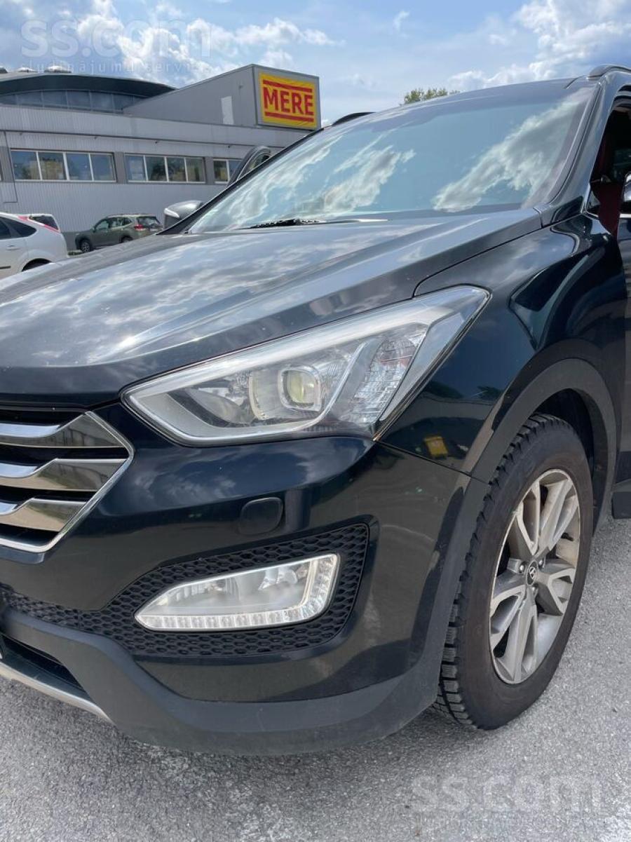 Black Hyundai Santa Fe 2013 in Riga, with an engine capacity of 2.20 L and mileage of 361 thousand km for 7200 €, photo 9 on AUTOMOTO.COM.LV