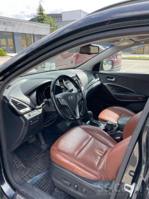 Black Hyundai Santa Fe 2013 in Riga, with an engine capacity of 2.20 L and mileage of 361 thousand km for 7200 €, photo 10 on AUTOMOTO.COM.LV