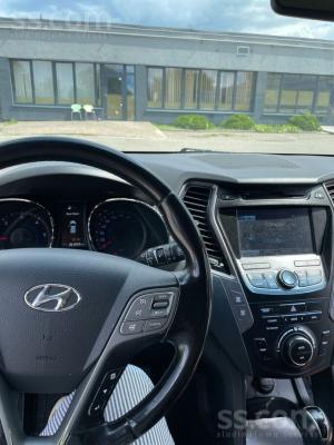 Black Hyundai Santa Fe 2013 in Riga, with an engine capacity of 2.20 L and mileage of 361 thousand km for 7200 €, photo 11 on AUTOMOTO.COM.LV