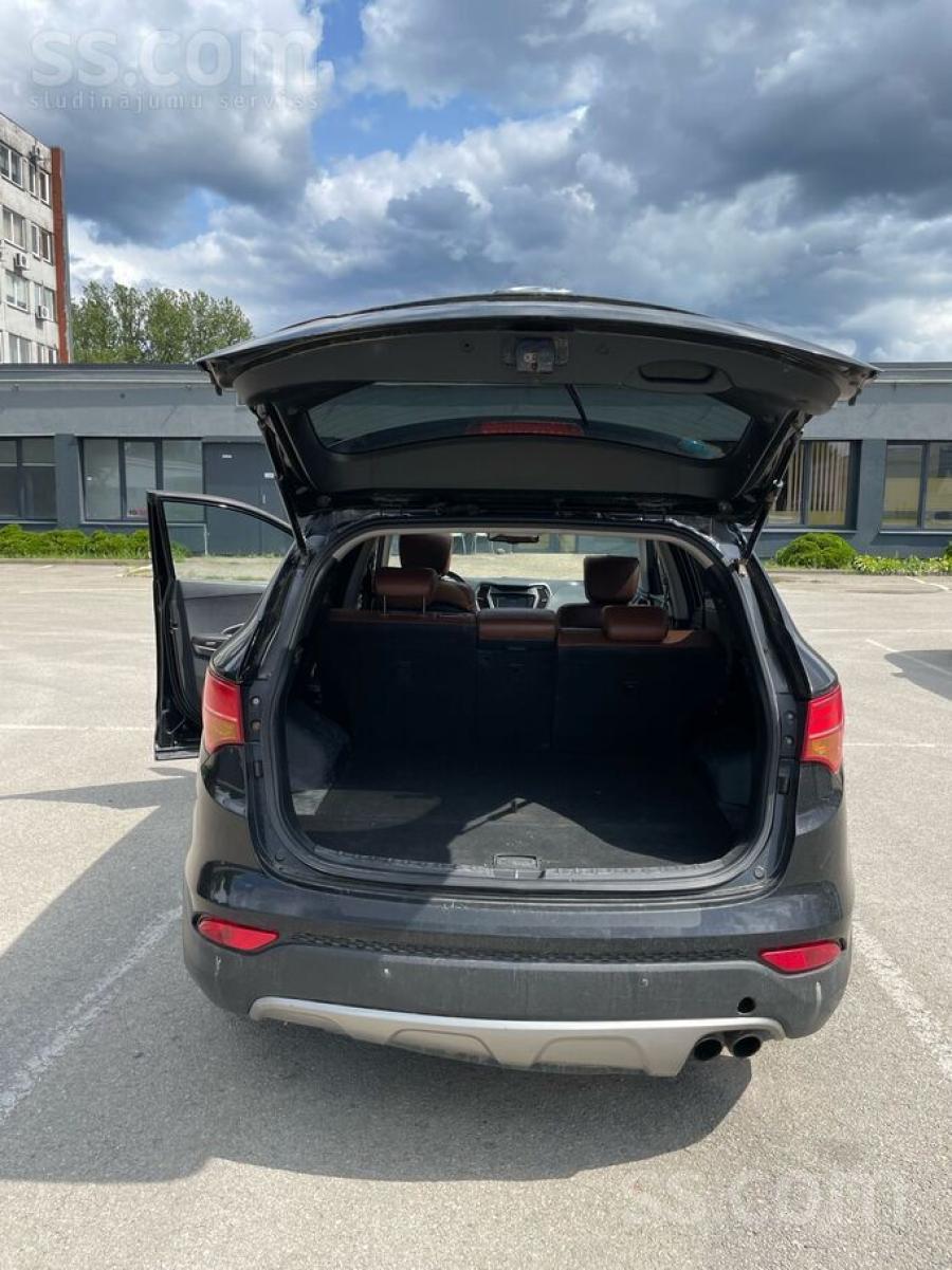 Black Hyundai Santa Fe 2013 in Riga, with an engine capacity of 2.20 L and mileage of 361 thousand km for 7200 €, photo 12 on AUTOMOTO.COM.LV