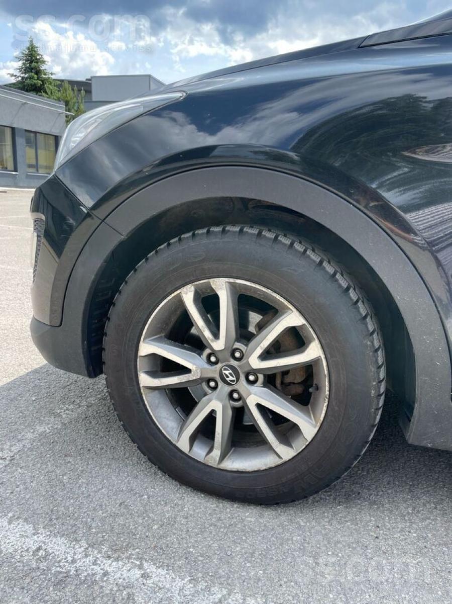Black Hyundai Santa Fe 2013 in Riga, with an engine capacity of 2.20 L and mileage of 361 thousand km for 7200 €, photo 13 on AUTOMOTO.COM.LV