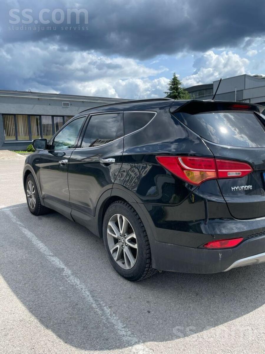 Black Hyundai Santa Fe 2013 in Riga, with an engine capacity of 2.20 L and mileage of 361 thousand km for 7200 €, photo 14 on AUTOMOTO.COM.LV