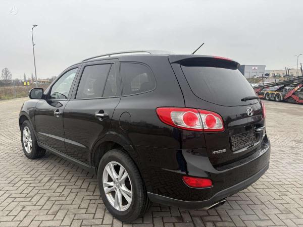 Black Hyundai Santa Fe 2011 in Taurage, with an engine capacity of 2.00 L and mileage of 259 thousand km for 5100 €, photo 5 on AUTOMOTO.COM.LV