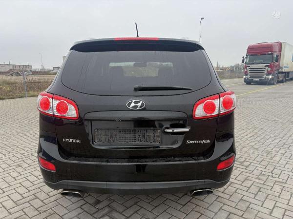 Black Hyundai Santa Fe 2011 in Taurage, with an engine capacity of 2.00 L and mileage of 259 thousand km for 5100 €, photo 6 on AUTOMOTO.COM.LV