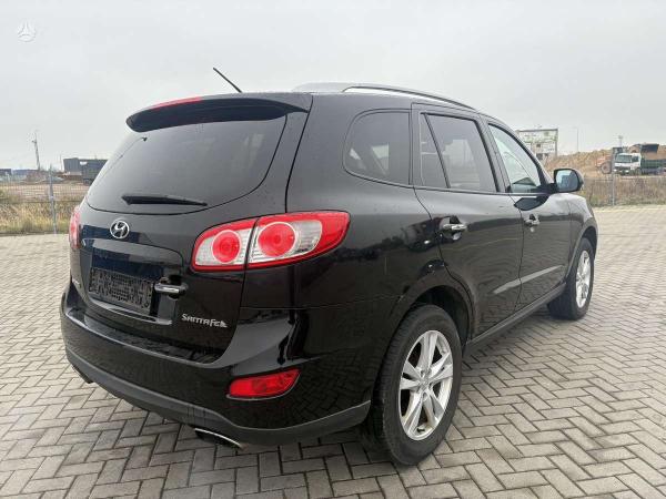 Black Hyundai Santa Fe 2011 in Taurage, with an engine capacity of 2.00 L and mileage of 259 thousand km for 5100 €, photo 7 on AUTOMOTO.COM.LV