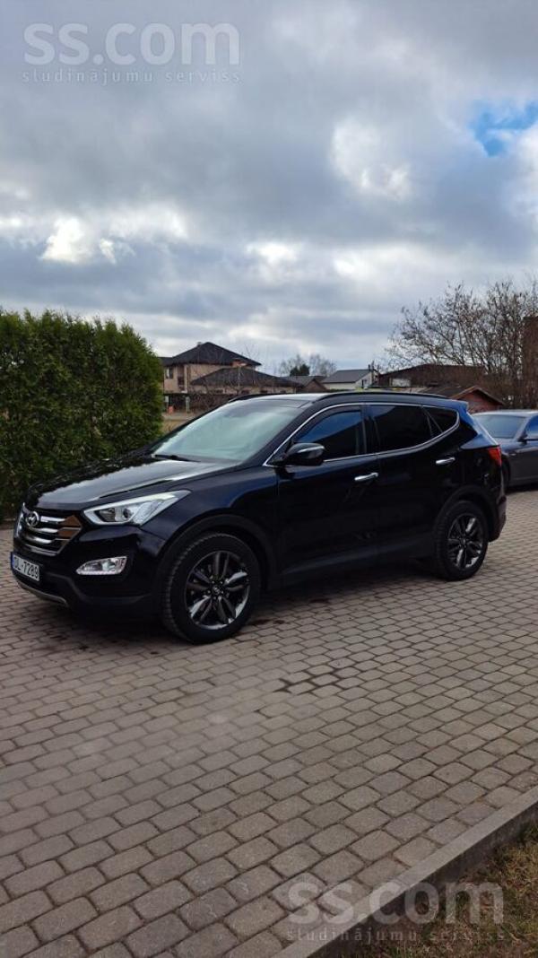 Black Hyundai Santa Fe 2014 in Riga, with an engine capacity of 2.20 L and mileage of 190 thousand km for 8800 €, photo 3 on AUTOMOTO.COM.LV