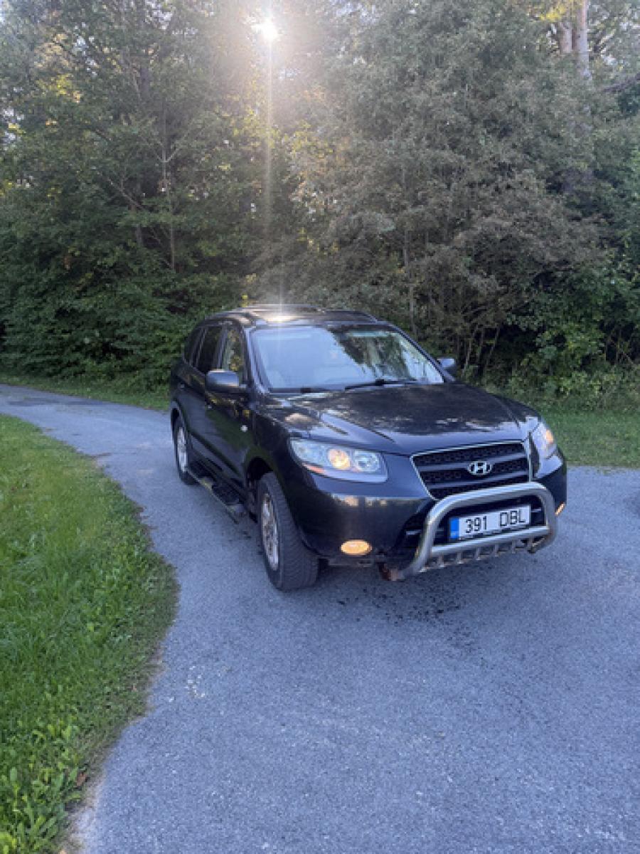 Black Hyundai Santa Fe 2007 in Kunda, with an engine capacity of 2.20 L and mileage of 303 thousand km for 5000 €, photo 3 on AUTOMOTO.COM.LV