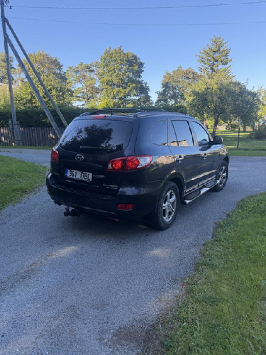 Black Hyundai Santa Fe 2007 in Kunda, with an engine capacity of 2.20 L and mileage of 303 thousand km for 5000 €, photo 4 on AUTOMOTO.COM.LV