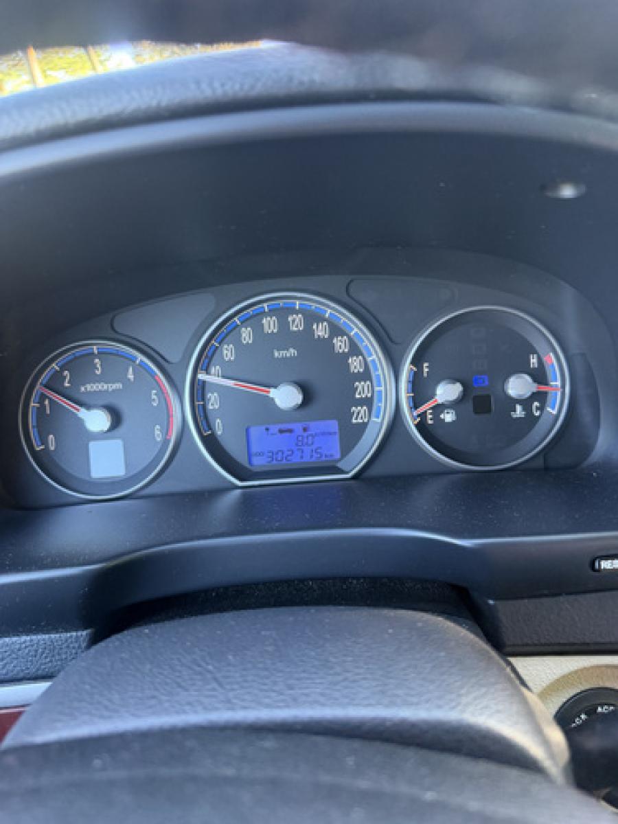 Black Hyundai Santa Fe 2007 in Kunda, with an engine capacity of 2.20 L and mileage of 303 thousand km for 5000 €, photo 5 on AUTOMOTO.COM.LV
