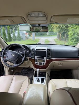 Black Hyundai Santa Fe 2007 in Kunda, with an engine capacity of 2.20 L and mileage of 303 thousand km for 5000 €, photo 6 on AUTOMOTO.COM.LV
