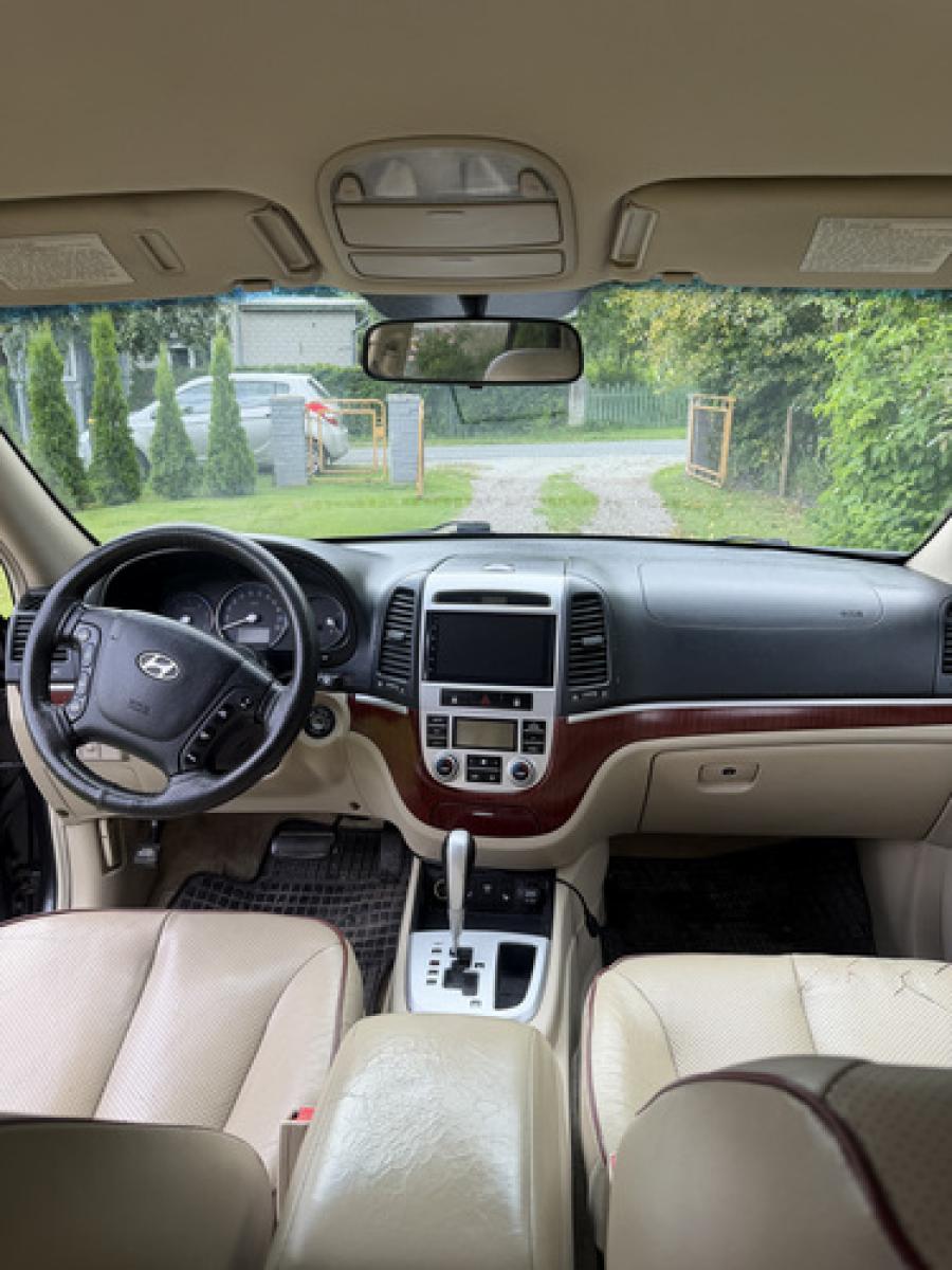 Black Hyundai Santa Fe 2007 in Kunda, with an engine capacity of 2.20 L and mileage of 303 thousand km for 5000 €, photo 6 on AUTOMOTO.COM.LV