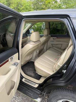 Black Hyundai Santa Fe 2007 in Kunda, with an engine capacity of 2.20 L and mileage of 303 thousand km for 5000 €, photo 9 on AUTOMOTO.COM.LV