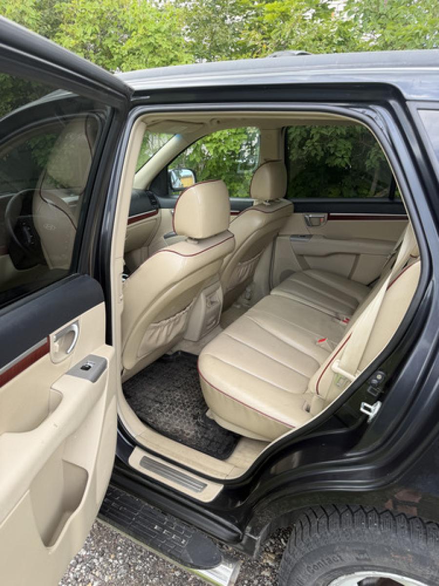 Black Hyundai Santa Fe 2007 in Kunda, with an engine capacity of 2.20 L and mileage of 303 thousand km for 5000 €, photo 9 on AUTOMOTO.COM.LV