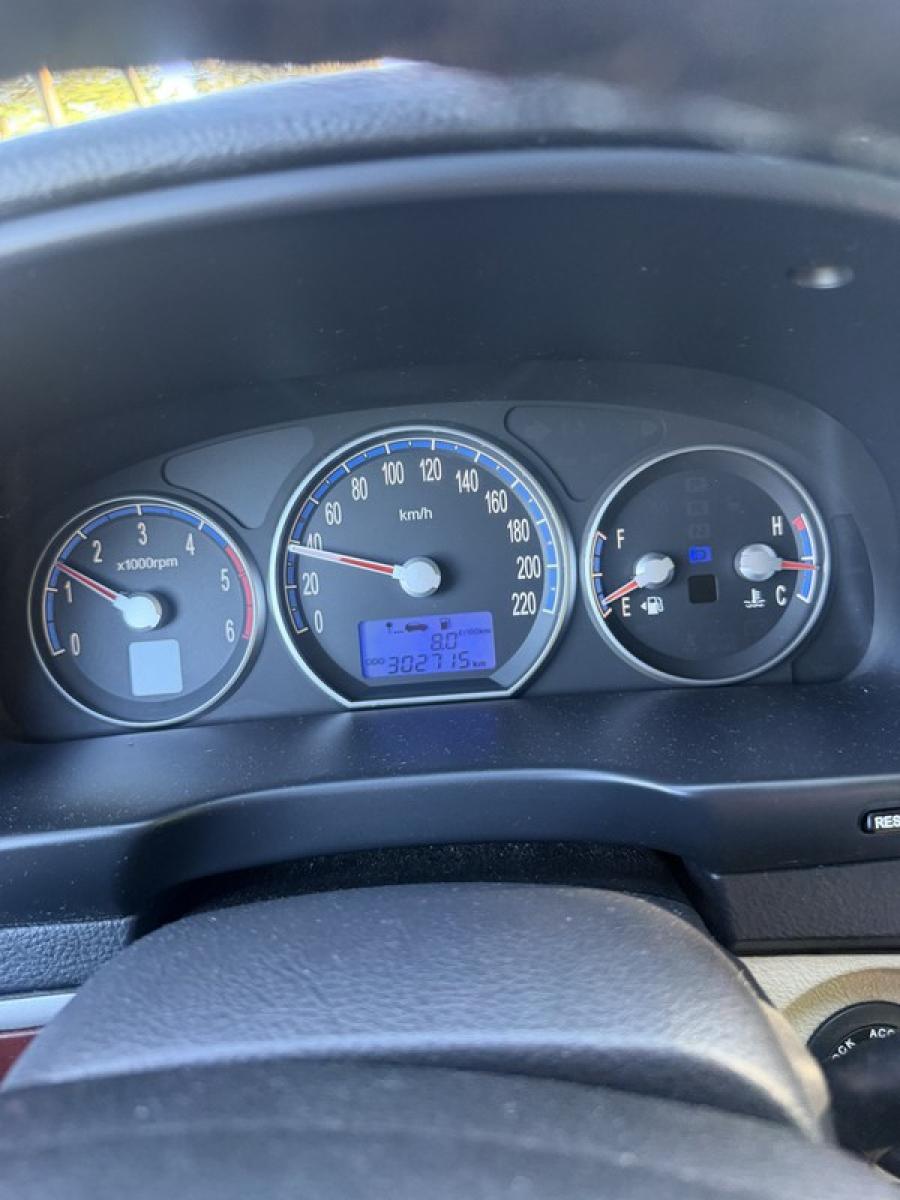 Black Hyundai Santa Fe 2007 in Kunda, with an engine capacity of 2.20 L and mileage of 303 thousand km for 5000 €, photo 13 on AUTOMOTO.COM.LV