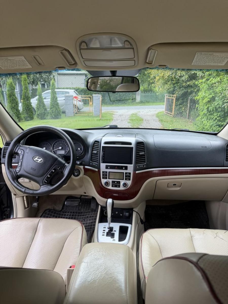 Black Hyundai Santa Fe 2007 in Kunda, with an engine capacity of 2.20 L and mileage of 303 thousand km for 5000 €, photo 14 on AUTOMOTO.COM.LV