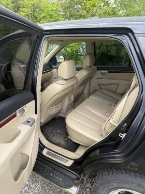 Black Hyundai Santa Fe 2007 in Kunda, with an engine capacity of 2.20 L and mileage of 303 thousand km for 5000 €, photo 17 on AUTOMOTO.COM.LV