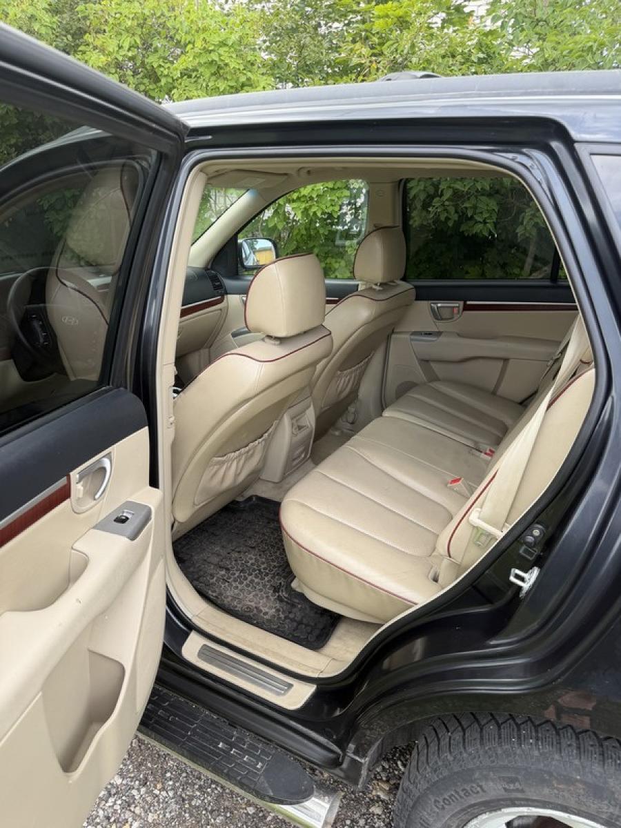 Black Hyundai Santa Fe 2007 in Kunda, with an engine capacity of 2.20 L and mileage of 303 thousand km for 5000 €, photo 17 on AUTOMOTO.COM.LV