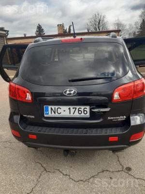 Black Hyundai Santa Fe 2008 in Jelgava, with an engine capacity of 2.20 L and mileage of 225 thousand km for 3650 €, photo 2 on AUTOMOTO.COM.LV