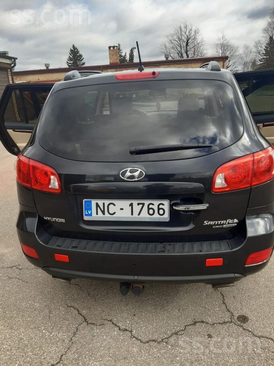 Black Hyundai Santa Fe 2008 in Jelgava, with an engine capacity of 2.20 L and mileage of 225 thousand km for 3650 €, photo 2 on AUTOMOTO.COM.LV